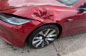 Red Tesla Model 3 2024 in Kaunas, with an engine capacity of 0.00 L and mileage of 50 thousand km for 31339 €, photo 9 on AUTOMOTO.COM.LV