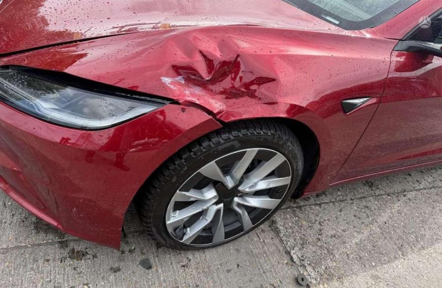 Red Tesla Model 3 2024 in Kaunas, with an engine capacity of 0.00 L and mileage of 50 thousand km for 31339 €, photo 9 on AUTOMOTO.COM.LV