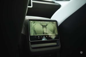 Красный Тесла Модель 3 2024 в Каунас, объемом двигателя 0.00 л и пробегом 20 тыс. км за 44770 €, фото 26 на AUTOMOTO.COM.LV