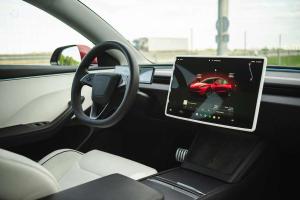 Красный Тесла Модель 3 2024 в Каунас, объемом двигателя 0.00 л и пробегом 20 тыс. км за 44770 €, фото 31 на AUTOMOTO.COM.LV