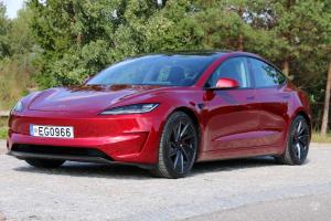 Sarkans Tesla Model 3 2024 Kauņa, ar dzinēja tilpumu 0.00 L un nobraukumu 17 tūkst. km par 49300 €, foto  vietnē AUTOMOTO.COM.LV