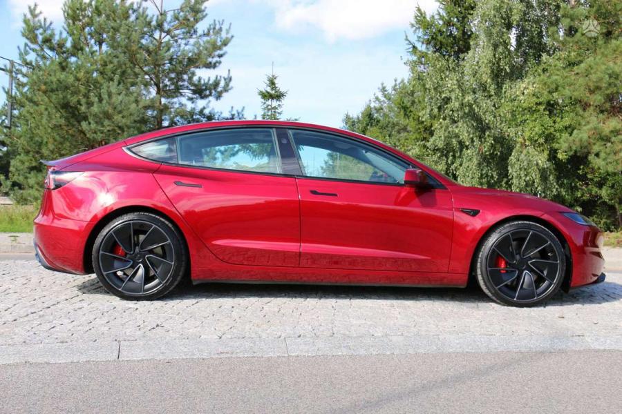 Sarkans Tesla Model 3 2024 Kauņa, ar dzinēja tilpumu 0.00 L un nobraukumu 17 tūkst. km par 49300 €, foto 8 vietnē AUTOMOTO.COM.LV