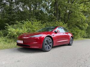 Красный Тесла Модель 3 2026 в Каунас, объемом двигателя 0.00 л и пробегом 4 тыс. км за 36500 €, фото  на AUTOMOTO.COM.LV