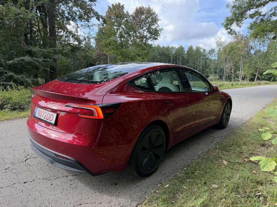 Sarkans Tesla Model 3 2026 Kauņa, ar dzinēja tilpumu 0.00 L un nobraukumu 4 tūkst. km par 36500 €, foto 19 vietnē AUTOMOTO.COM.LV