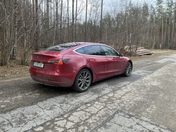 Red Tesla Model 3 2017 in Vilnius, with an engine capacity of 0.00 L and mileage of 68 thousand km for 17400 €, photo 3 on AUTOMOTO.COM.LV