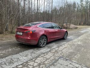 Red Tesla Model 3 2017 in Vilnius, with an engine capacity of 0.00 L and mileage of 68 thousand km for 17400 €, photo 4 on AUTOMOTO.COM.LV