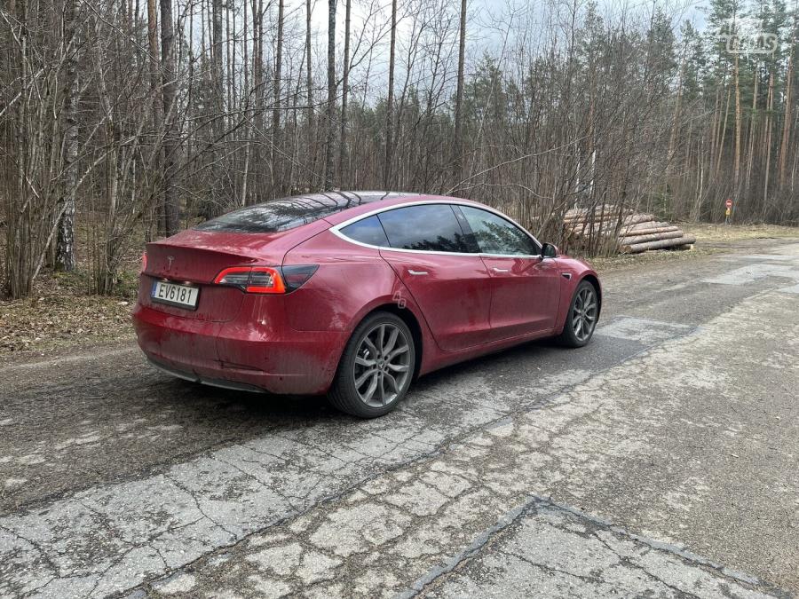 Red Tesla Model 3 2017 in Vilnius, with an engine capacity of 0.00 L and mileage of 68 thousand km for 17400 €, photo 4 on AUTOMOTO.COM.LV