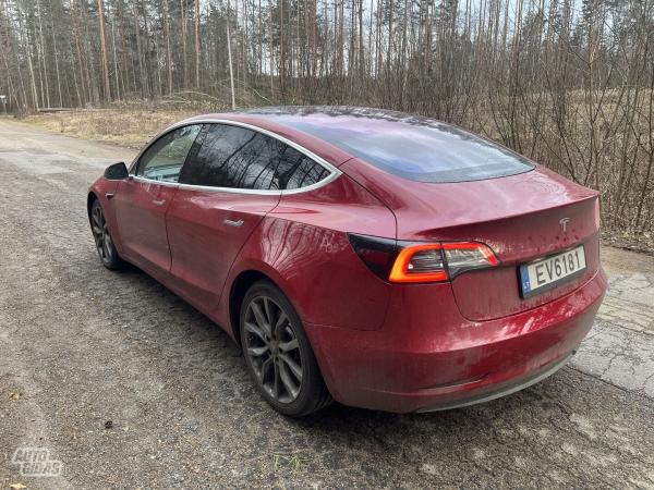 Red Tesla Model 3 2017 in Vilnius, with an engine capacity of 0.00 L and mileage of 68 thousand km for 17400 €, photo 5 on AUTOMOTO.COM.LV