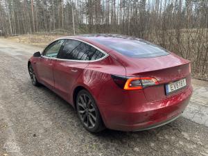 Red Tesla Model 3 2017 in Vilnius, with an engine capacity of 0.00 L and mileage of 68 thousand km for 17400 €, photo 6 on AUTOMOTO.COM.LV