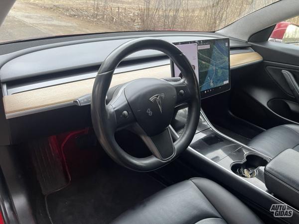 Red Tesla Model 3 2017 in Vilnius, with an engine capacity of 0.00 L and mileage of 68 thousand km for 17400 €, photo 7 on AUTOMOTO.COM.LV