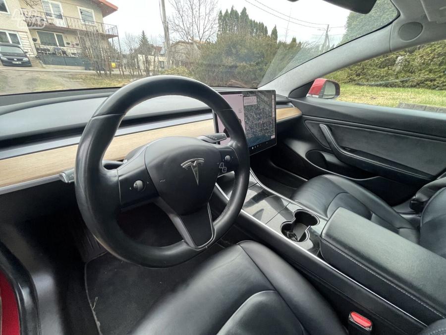 Red Tesla Model 3 2017 in Vilnius, with an engine capacity of 0.00 L and mileage of 68 thousand km for 17400 €, photo 10 on AUTOMOTO.COM.LV