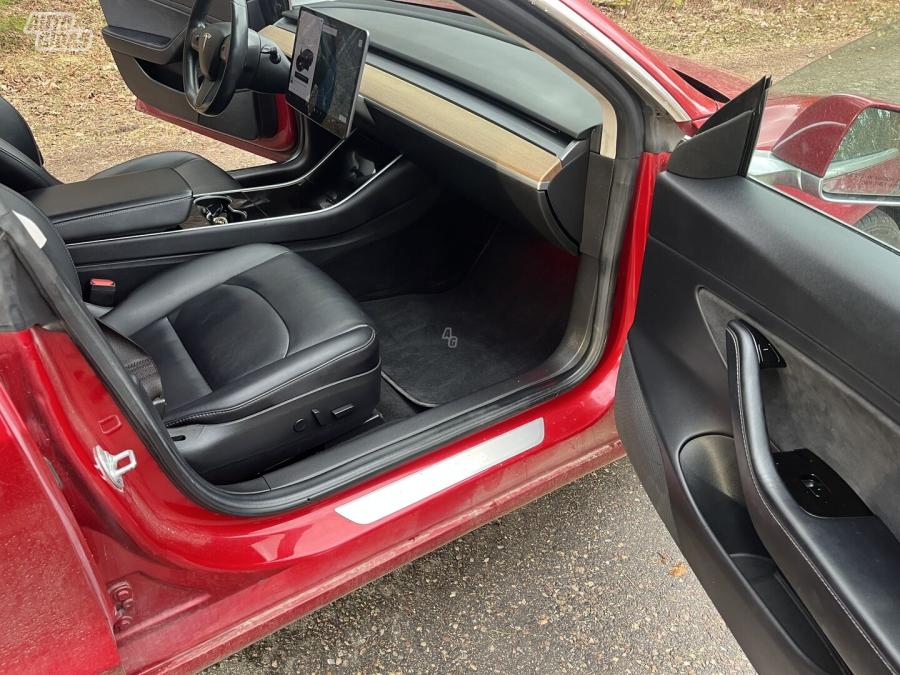 Red Tesla Model 3 2017 in Vilnius, with an engine capacity of 0.00 L and mileage of 68 thousand km for 17400 €, photo 14 on AUTOMOTO.COM.LV
