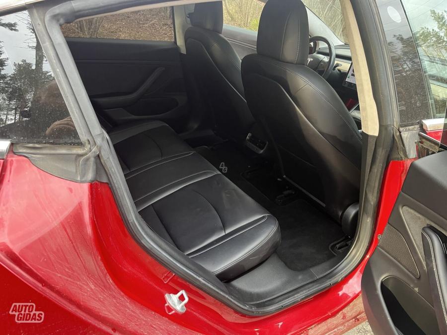Red Tesla Model 3 2017 in Vilnius, with an engine capacity of 0.00 L and mileage of 68 thousand km for 17400 €, photo 15 on AUTOMOTO.COM.LV