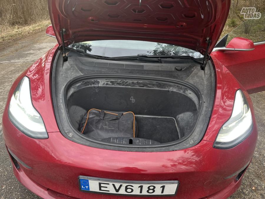 Red Tesla Model 3 2017 in Vilnius, with an engine capacity of 0.00 L and mileage of 68 thousand km for 17400 €, photo 16 on AUTOMOTO.COM.LV