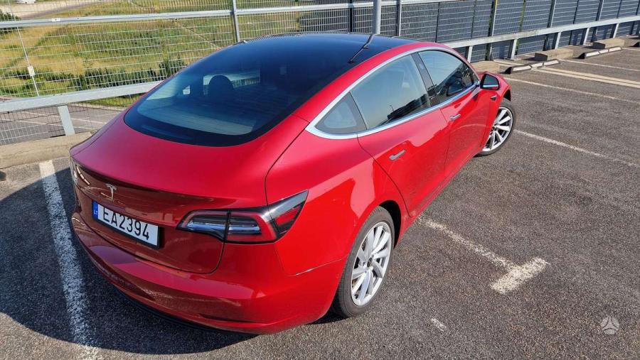 Sarkans Tesla Model 3 2018 Viļņa, ar dzinēja tilpumu 0.00 L un nobraukumu 359 tūkst. km par 13400 €, foto 1 vietnē AUTOMOTO.COM.LV