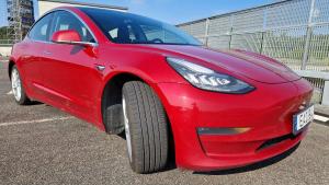 Sarkans Tesla Model 3 2018 Viļņa, ar dzinēja tilpumu 0.00 L un nobraukumu 359 tūkst. km par 13400 €, foto 6 vietnē AUTOMOTO.COM.LV