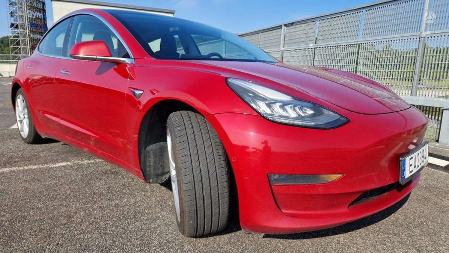 Sarkans Tesla Model 3 2018 Viļņa, ar dzinēja tilpumu 0.00 L un nobraukumu 359 tūkst. km par 13400 €, foto 6 vietnē AUTOMOTO.COM.LV