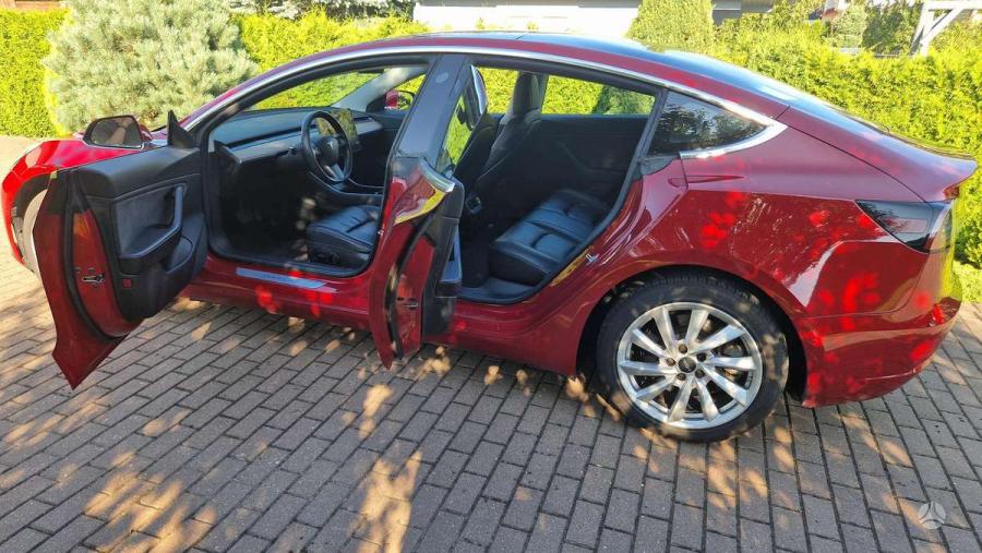 Sarkans Tesla Model 3 2018 Viļņa, ar dzinēja tilpumu 0.00 L un nobraukumu 359 tūkst. km par 13400 €, foto 15 vietnē AUTOMOTO.COM.LV