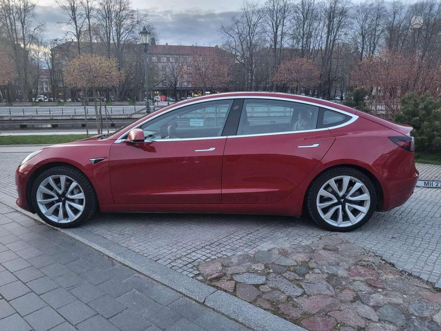 Red Tesla Model 3 2018 in Klaipeda, with an engine capacity of 0.00 L and mileage of 84 thousand km for 17500 €, photo 1 on AUTOMOTO.COM.LV