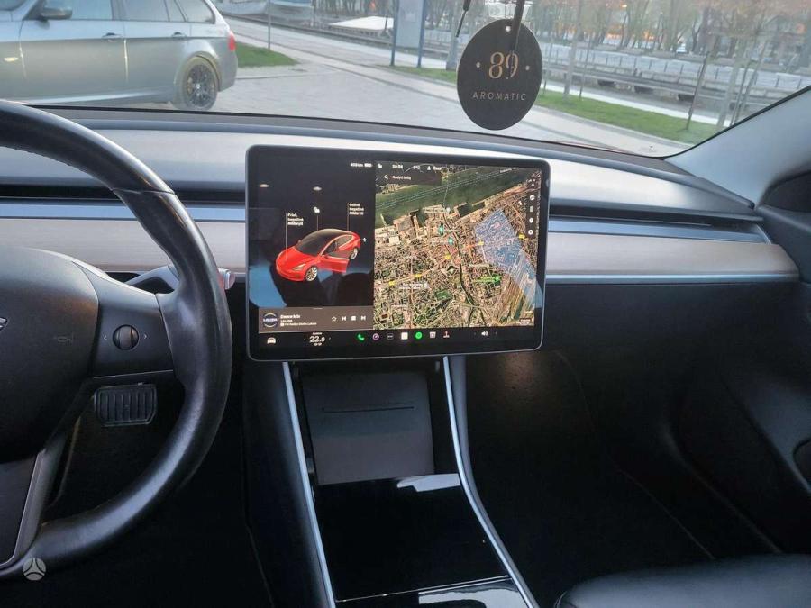 Red Tesla Model 3 2018 in Klaipeda, with an engine capacity of 0.00 L and mileage of 84 thousand km for 17500 €, photo 4 on AUTOMOTO.COM.LV