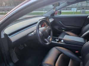 Red Tesla Model 3 2018 in Klaipeda, with an engine capacity of 0.00 L and mileage of 84 thousand km for 17500 €, photo 5 on AUTOMOTO.COM.LV