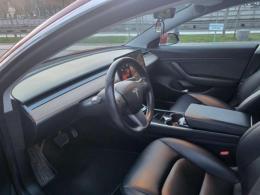 Red Tesla Model 3 2018 in Klaipeda, with an engine capacity of 0.00 L and mileage of 84 thousand km for 17500 €, photo 5 on AUTOMOTO.COM.LV