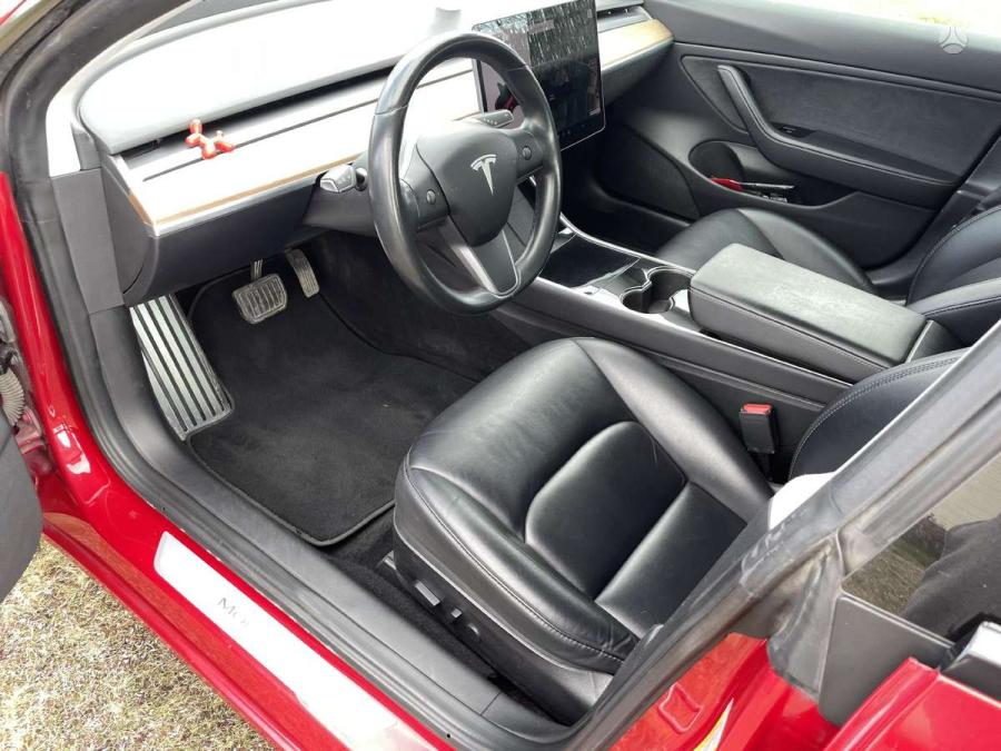 Red Tesla Model 3 2019 in Vilnius, with an engine capacity of 0.00 L and mileage of 168 thousand km for 20000 €, photo 5 on AUTOMOTO.COM.LV