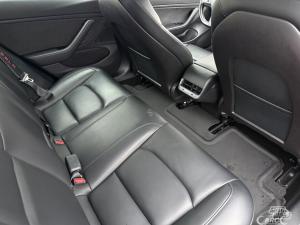 Red Tesla Model 3 2019 in Avizieniai, with an engine capacity of 0.00 L and mileage of 173 thousand km for 23000 €, photo 12 on AUTOMOTO.COM.LV