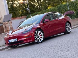 Red Tesla Model 3 2019 in Jelgava, with an engine capacity of 0.00 L and mileage of 93 thousand km for 26000 €, photo 4 on AUTOMOTO.COM.LV