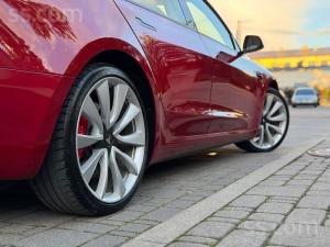 Red Tesla Model 3 2019 in Jelgava, with an engine capacity of 0.00 L and mileage of 93 thousand km for 26000 €, photo 5 on AUTOMOTO.COM.LV