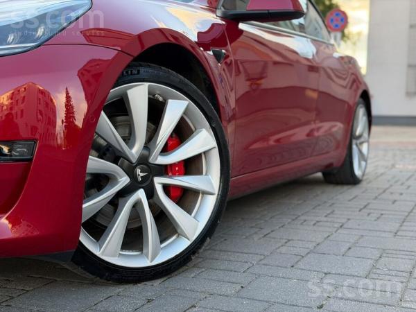 Red Tesla Model 3 2019 in Jelgava, with an engine capacity of 0.00 L and mileage of 93 thousand km for 26000 €, photo 9 on AUTOMOTO.COM.LV