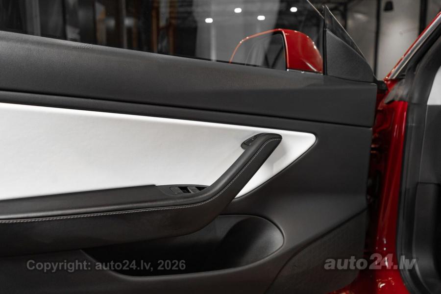 Red Tesla Model 3 2019 in Riga, with an engine capacity of 0.00 L and mileage of 140 thousand km for 23900 €, photo 14 on AUTOMOTO.COM.LV