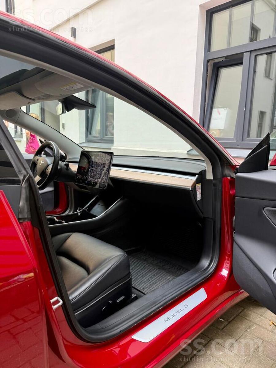 Red Tesla Model 3 2019 in Riga, with an engine capacity of 0.00 L and mileage of 116 thousand km for 20500 €, photo 9 on AUTOMOTO.COM.LV