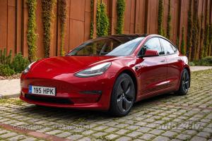 Sarkans Tesla Model 3 2019 Tallina, ar dzinēja tilpumu 0.00 L un nobraukumu 156 tūkst. km par 26500 €, foto  vietnē AUTOMOTO.COM.LV