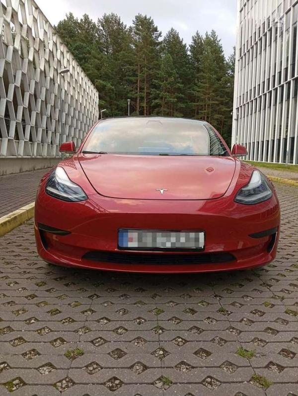 Красный Тесла Модель 3 2020 в Вильнюс, объемом двигателя 0.00 л и пробегом 190 тыс. км за 16950 €, фото 2 на AUTOMOTO.COM.LV