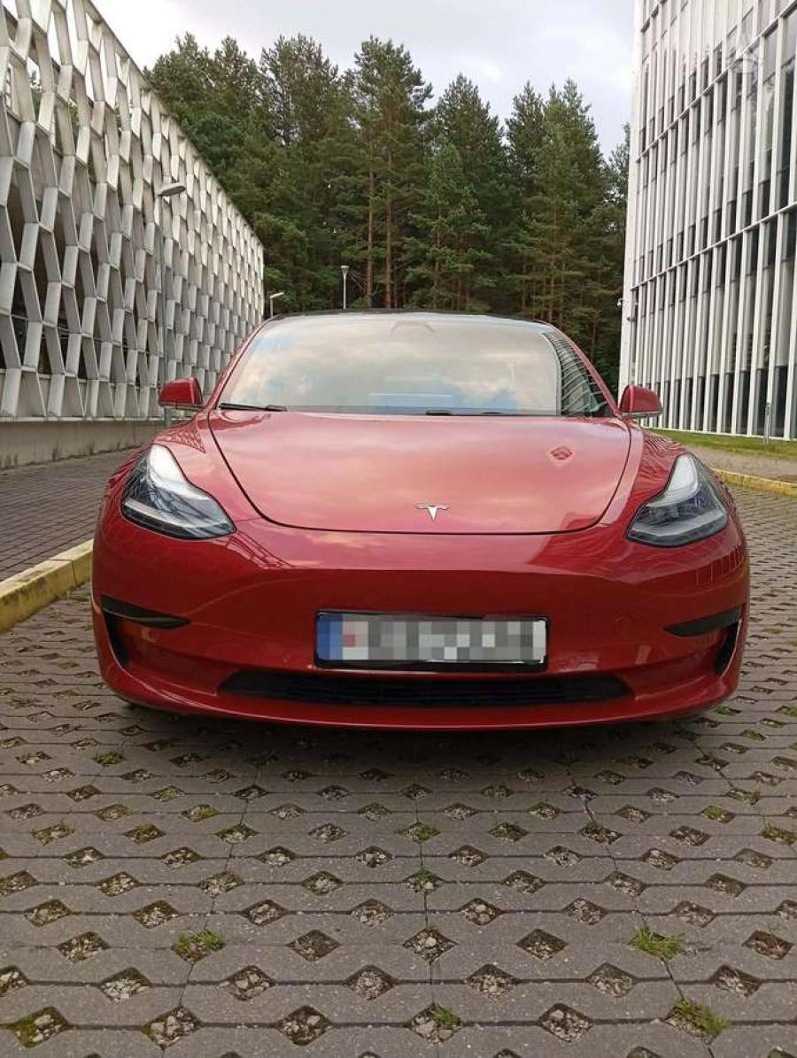 Красный Тесла Модель 3 2020 в Вильнюс, объемом двигателя 0.00 л и пробегом 190 тыс. км за 16950 €, фото 3 на AUTOMOTO.COM.LV
