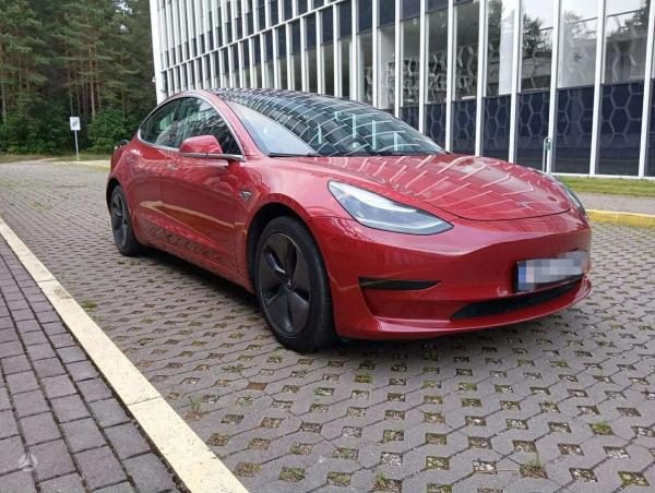 Красный Тесла Модель 3 2020 в Вильнюс, объемом двигателя 0.00 л и пробегом 190 тыс. км за 16950 €, фото 7 на AUTOMOTO.COM.LV