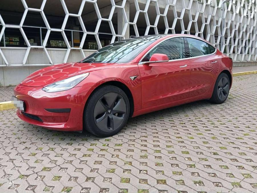 Red Tesla Model 3 2020 in Vilnius, with an engine capacity of 0.00 L and mileage of 195 thousand km for 16800 €, photo 3 on AUTOMOTO.COM.LV