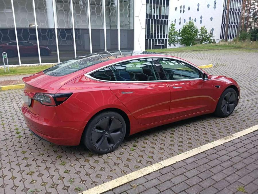 Red Tesla Model 3 2020 in Vilnius, with an engine capacity of 0.00 L and mileage of 195 thousand km for 16800 €, photo 4 on AUTOMOTO.COM.LV