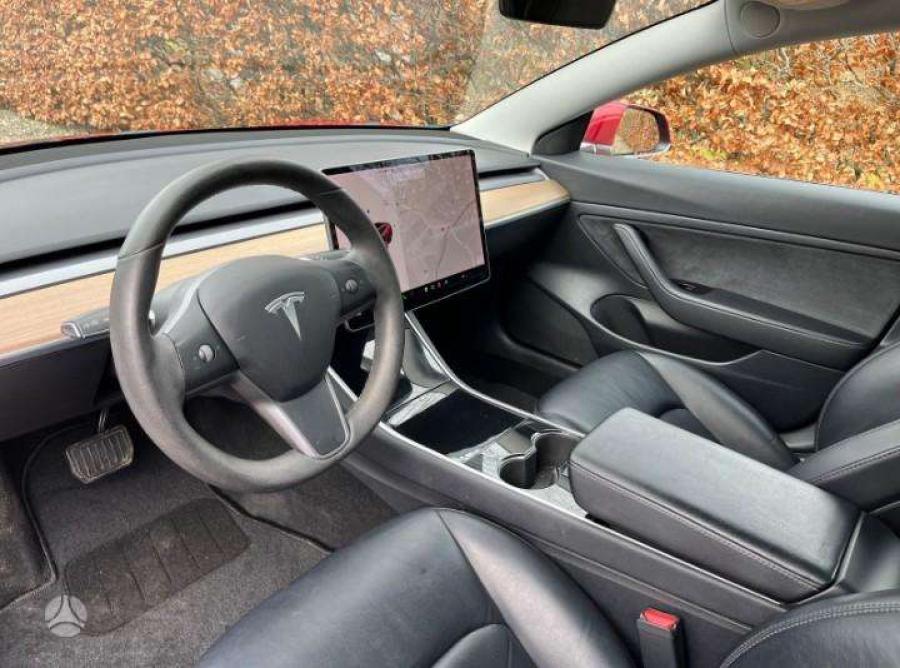 Red Tesla Model 3 2020 in Vilnius, with an engine capacity of 0.00 L and mileage of 195 thousand km for 16800 €, photo 19 on AUTOMOTO.COM.LV