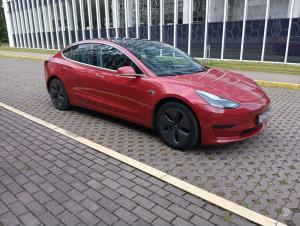 Red Tesla Model 3 2020 in Vilnius, with an engine capacity of 0.00 L and mileage of 195 thousand km for 16800 €, photo 21 on AUTOMOTO.COM.LV