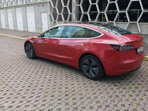 Red Tesla Model 3 2020 in Vilnius, with an engine capacity of 0.00 L and mileage of 195 thousand km for 16800 €, photo 24 on AUTOMOTO.COM.LV