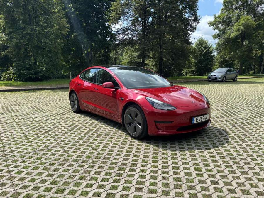 Red Tesla Model 3 2021 in Vilnius, with an engine capacity of 0.00 L and mileage of 77 thousand km for 22400 €, photo 1 on AUTOMOTO.COM.LV