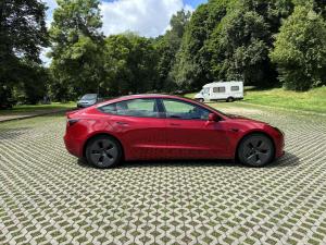 Red Tesla Model 3 2021 in Vilnius, with an engine capacity of 0.00 L and mileage of 77 thousand km for 22400 €, photo 3 on AUTOMOTO.COM.LV