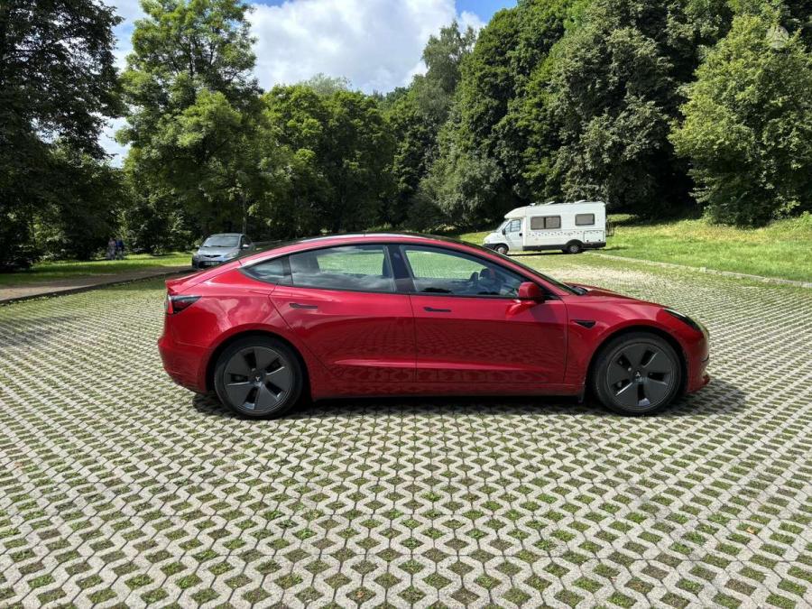 Red Tesla Model 3 2021 in Vilnius, with an engine capacity of 0.00 L and mileage of 77 thousand km for 22400 €, photo 3 on AUTOMOTO.COM.LV