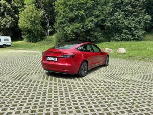 Red Tesla Model 3 2021 in Vilnius, with an engine capacity of 0.00 L and mileage of 77 thousand km for 22400 €, photo 4 on AUTOMOTO.COM.LV