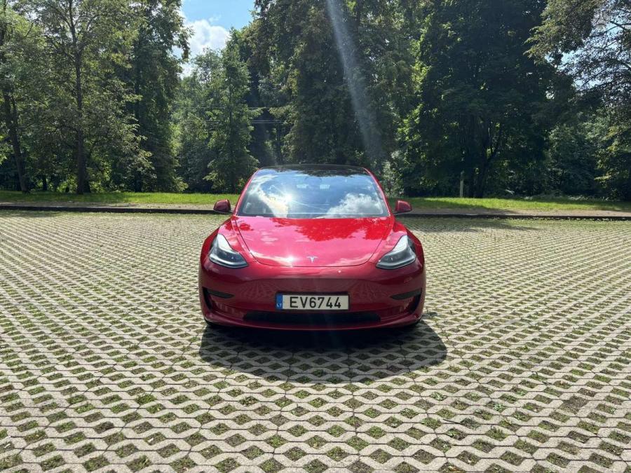 Red Tesla Model 3 2021 in Vilnius, with an engine capacity of 0.00 L and mileage of 77 thousand km for 22400 €, photo 5 on AUTOMOTO.COM.LV