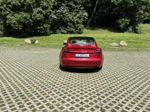 Red Tesla Model 3 2021 in Vilnius, with an engine capacity of 0.00 L and mileage of 77 thousand km for 22400 €, photo 6 on AUTOMOTO.COM.LV