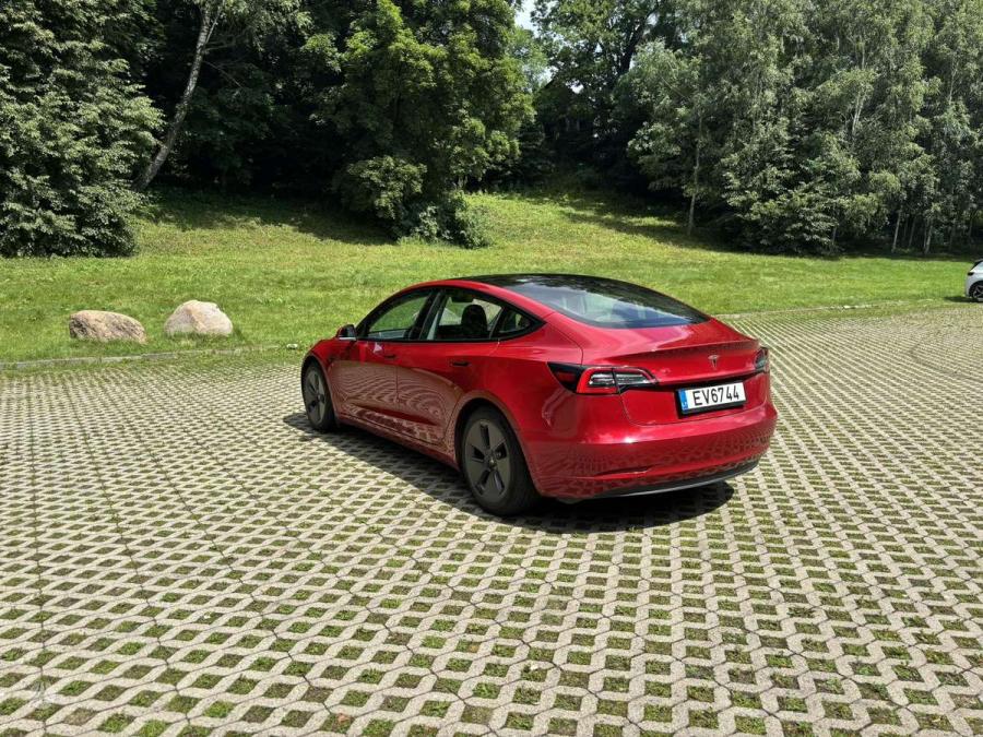 Red Tesla Model 3 2021 in Vilnius, with an engine capacity of 0.00 L and mileage of 77 thousand km for 22400 €, photo 8 on AUTOMOTO.COM.LV