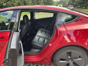 Red Tesla Model 3 2021 in Vilnius, with an engine capacity of 0.00 L and mileage of 77 thousand km for 22400 €, photo 11 on AUTOMOTO.COM.LV